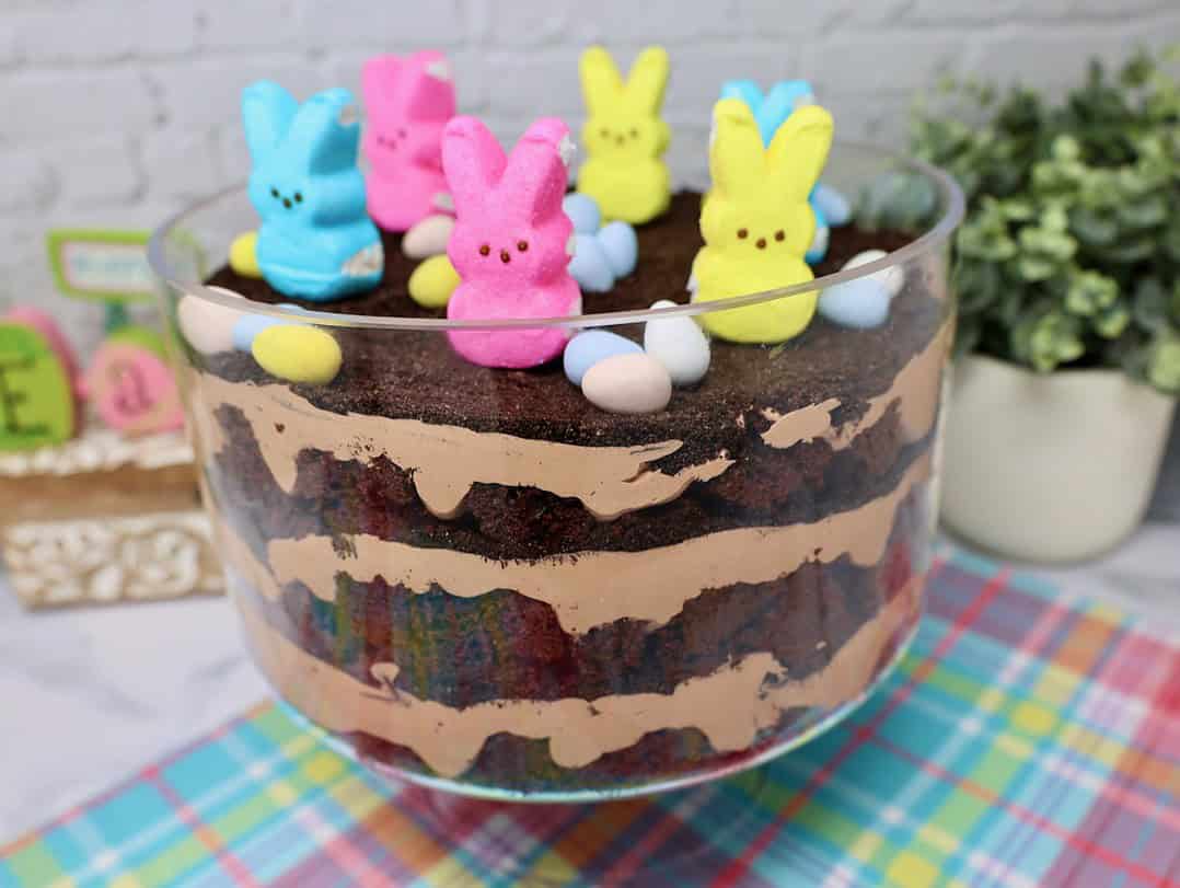Easter Dirt Cake Trifle with Peeps (Easy Layered Easter Dessert ...
