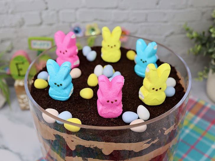 Easter Dirt Cake Trifle with Peeps (Easy Layered Easter Dessert ...