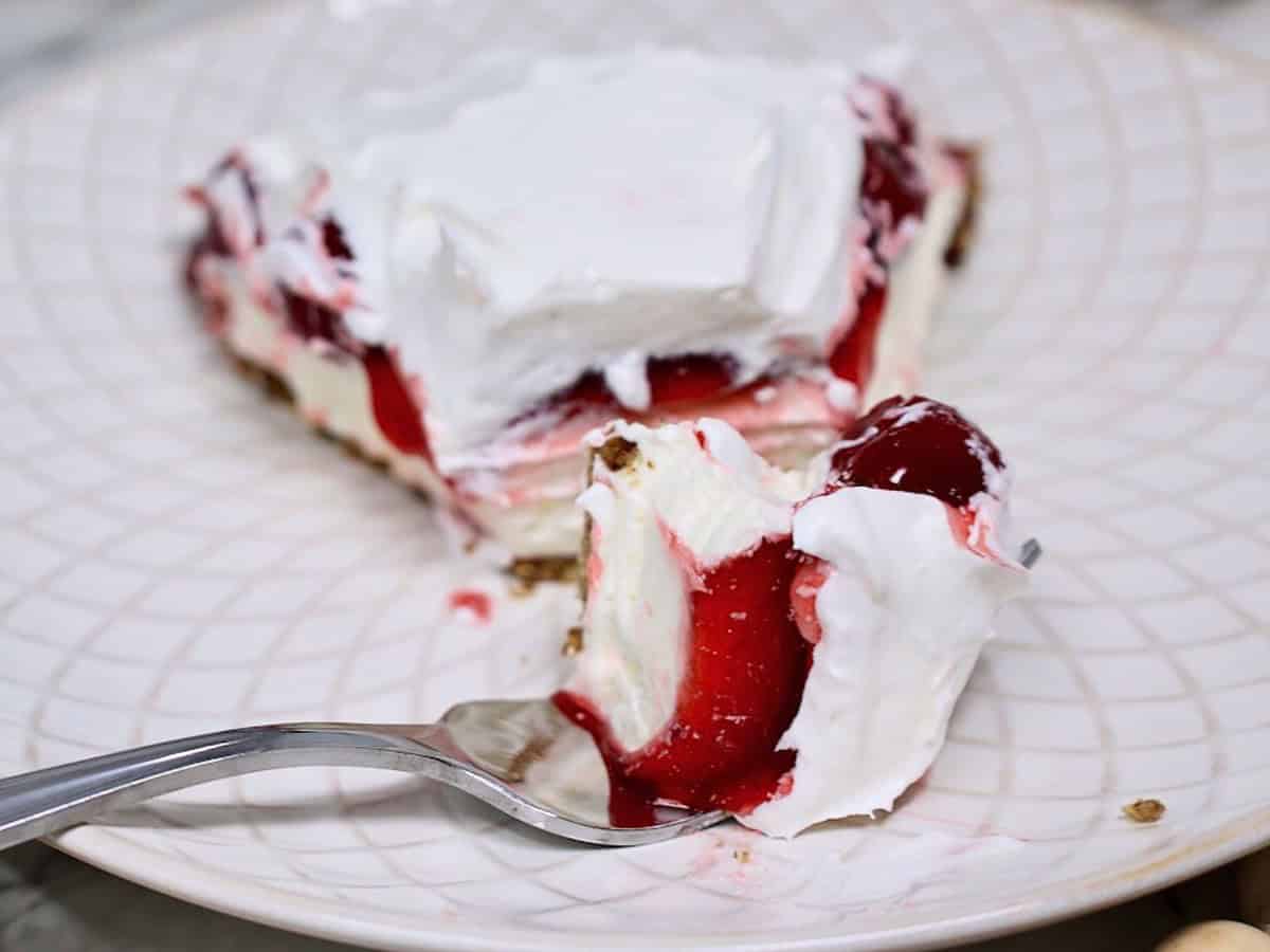 Easy Strawberry Pretzel Salad with Fresh Strawberries (Make-Ahead ...